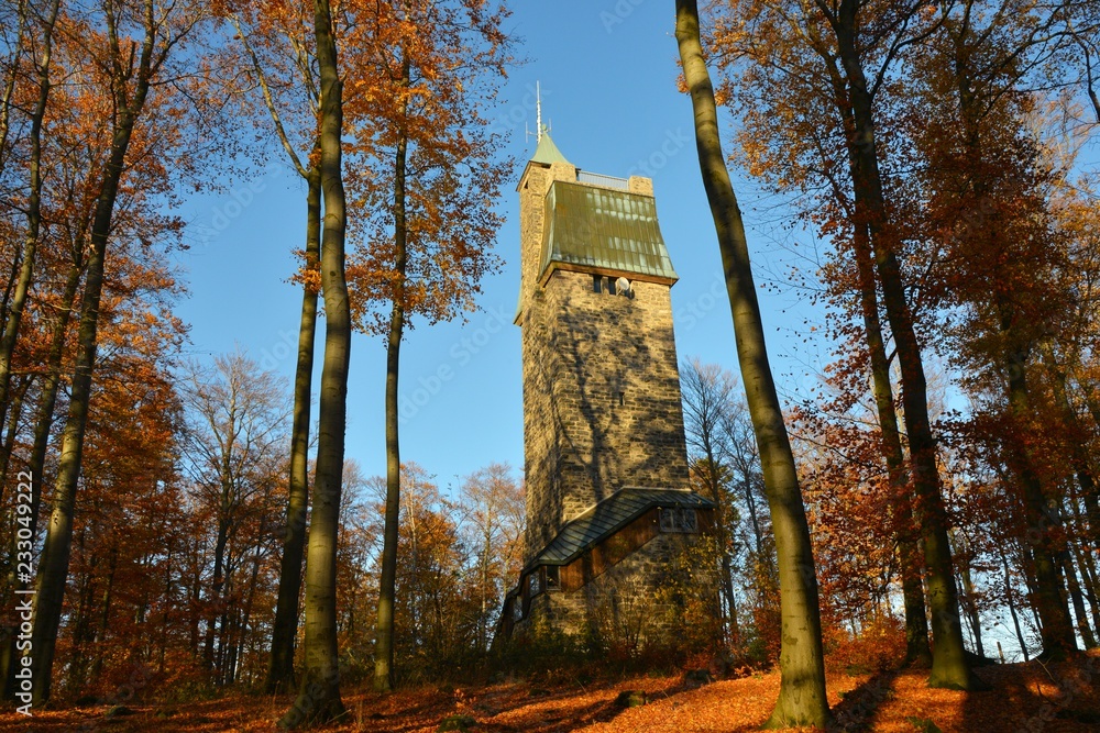 Der Kaiserturm bei Neunkirchen im herbstlichen Odenwald, Kreis ...