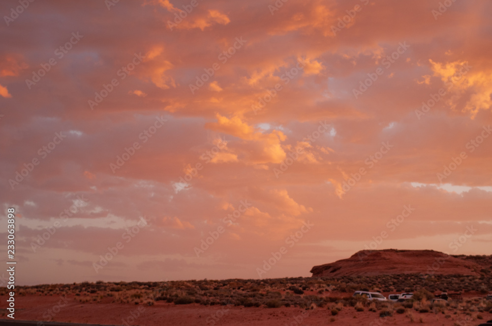 Foto de Clouds in a red colored sunset in the Colorado Desert Plateau ...