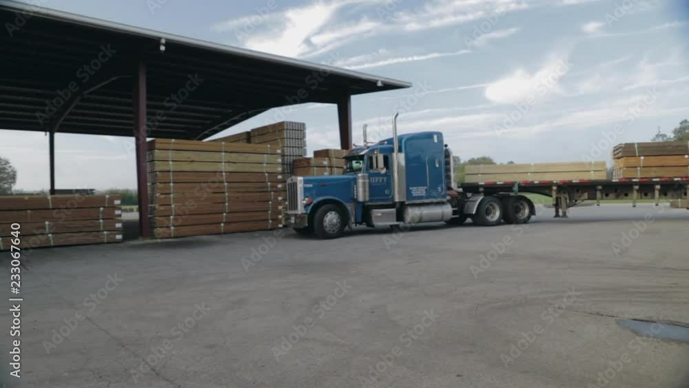 Peterbilt Semi Truck turning in lumber yard pulling trailer Stock 비디오 ...