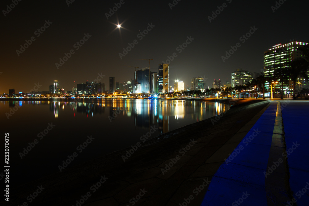 Foto de Long exposure night wide angle view of Marginal de Luanda with ...