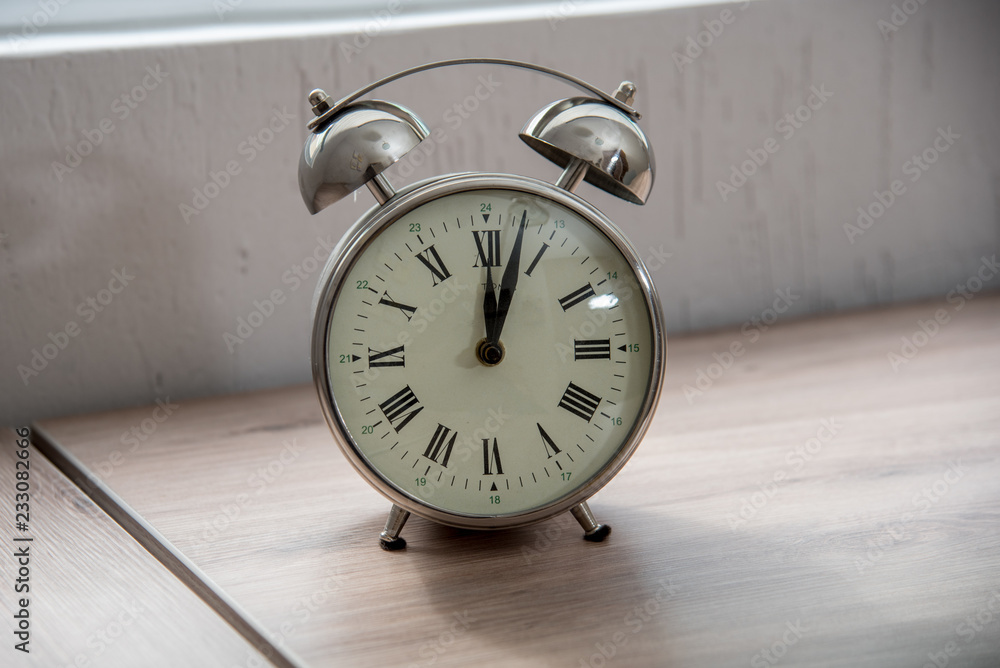 reloj con manecillas marcando las doce tiempo luz decoración interior ...