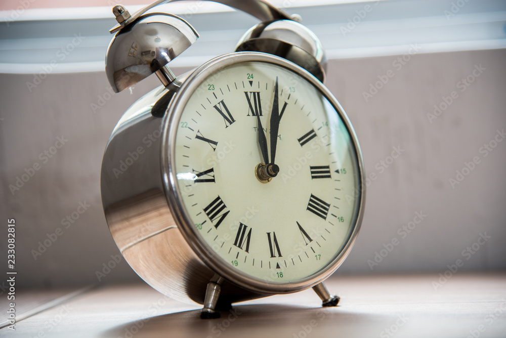 reloj con manecillas marcando las doce tiempo luz decoración interior ...