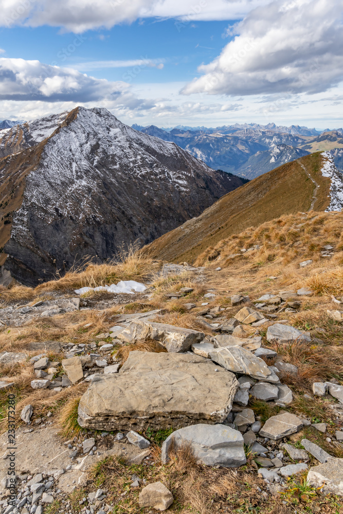 Wanderweg auf dem Berg Niesen mit Blick auf die Schweizer Alpen ...