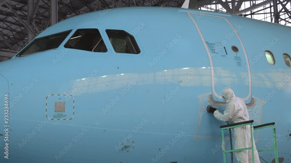 Vidéo Stock Painting the aircraft at the factory. The engineer ...