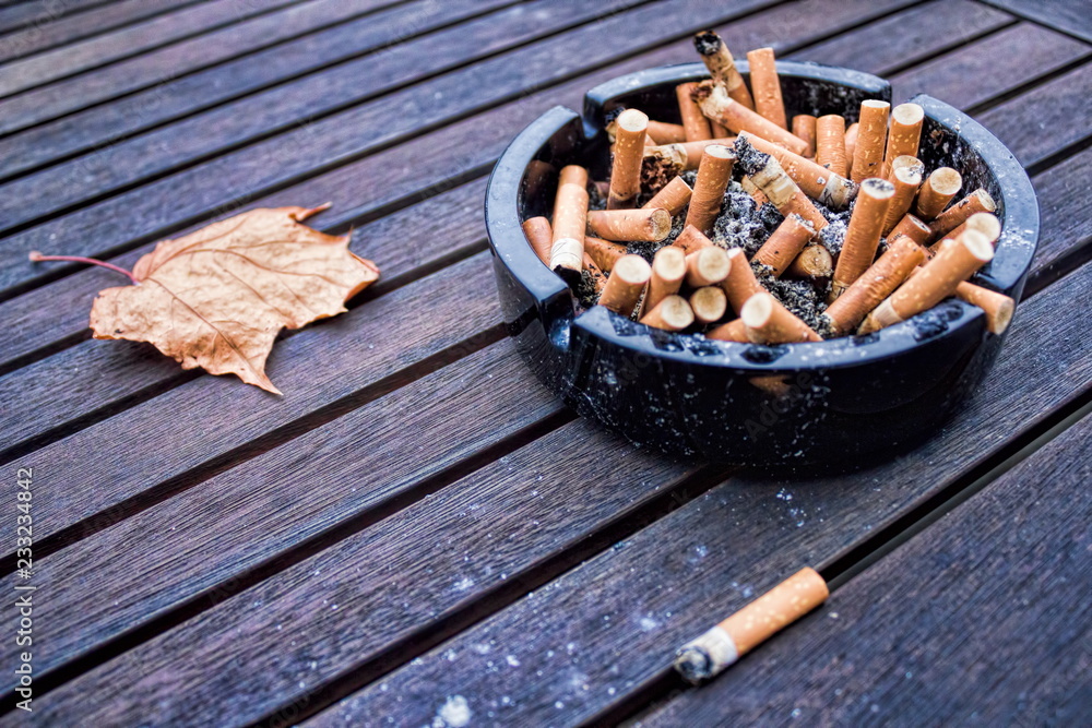 Nikotinsucht Stock-Foto | Adobe Stock