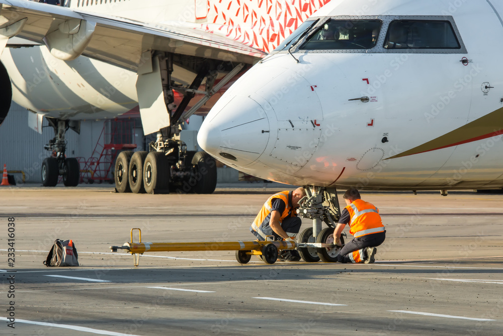 Foto de Airplane on the ground pushed back to the taxiway for take off ...
