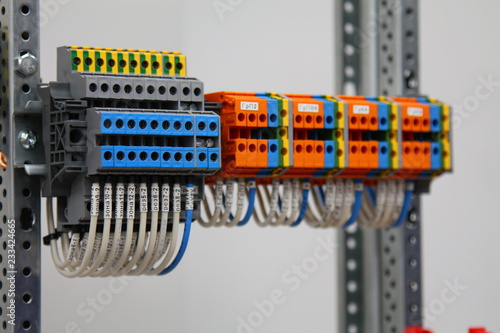 3-level electrical terminals for connecting loads in the electrical ...