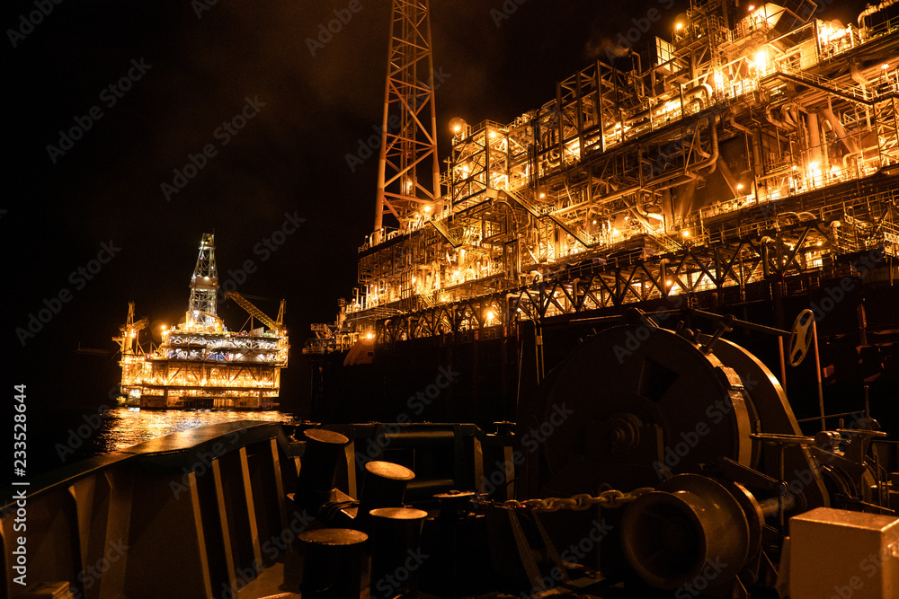 Foto de FPSO tanker vessel near Oil platform Rig. Offshore oil and gas ...