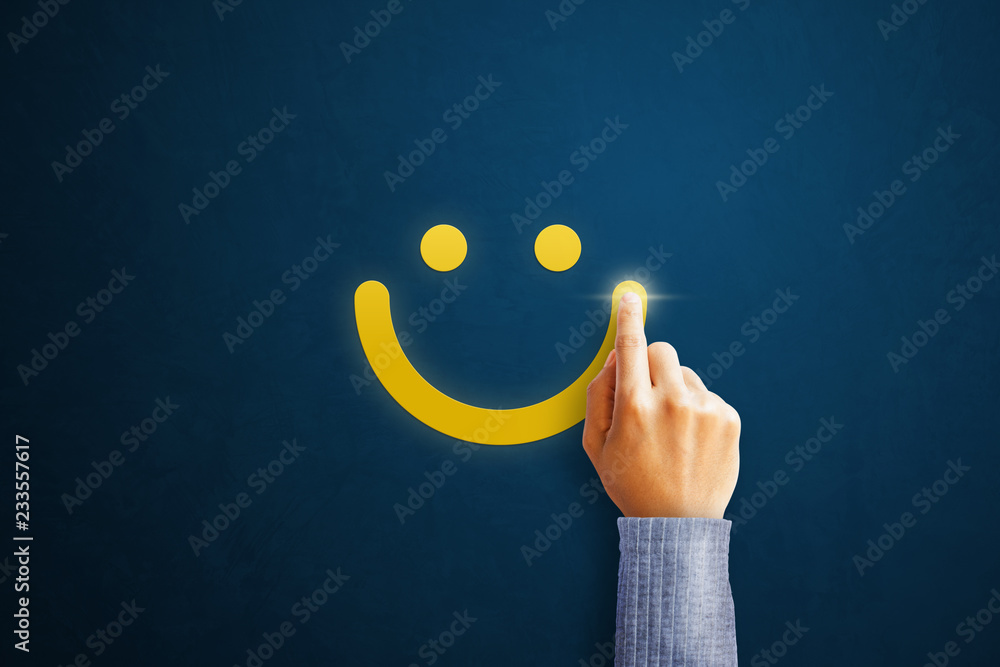 Foto de Hand of client show a feedback with smiley face. Service rating ...