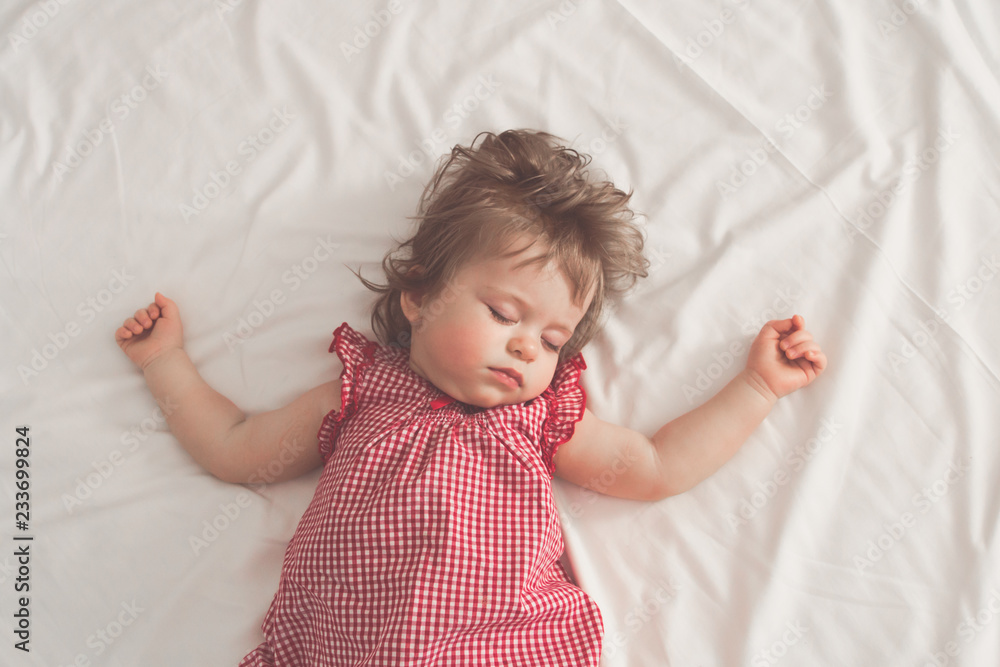 Foto de Baby girl sleeping on back with open arms and without pacifier ...