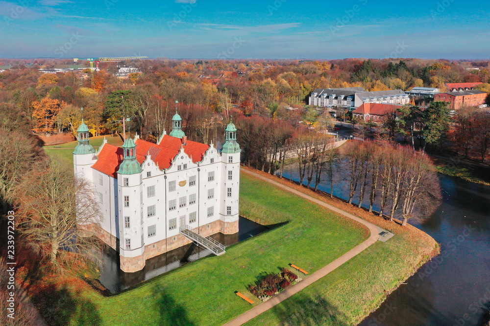 Ahrensburg. Schloss Ahrensburg mit Schlosspark und Wassergraben ...