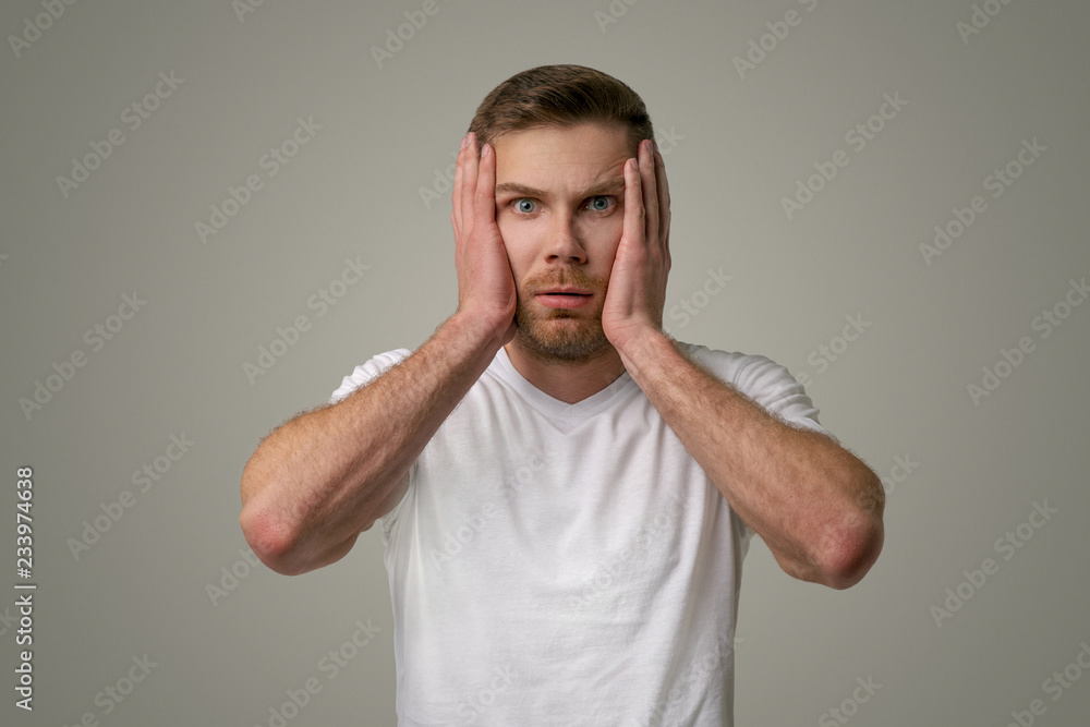 Foto Stock A stressful unhappy man holds hands on head, forgets ...