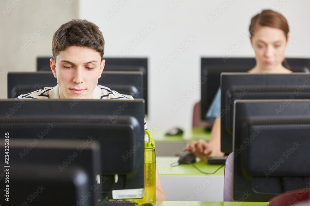 Schüler lernen im Computerkurs Stock Photo | Adobe Stock