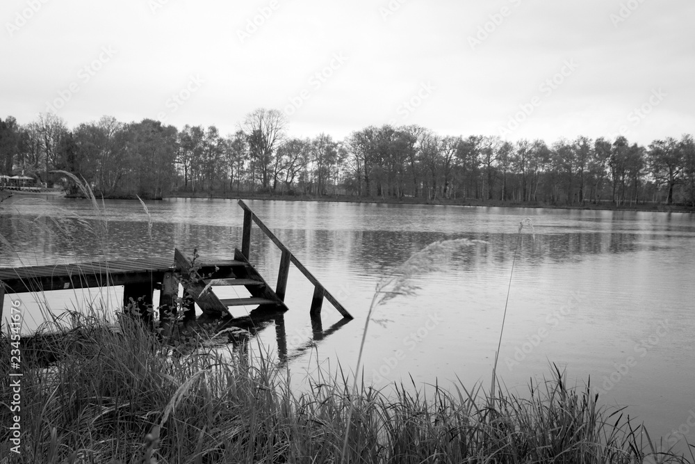Alter maroder Steg an einsamem See lädt zum ruhigen Verweilen ein Stock ...