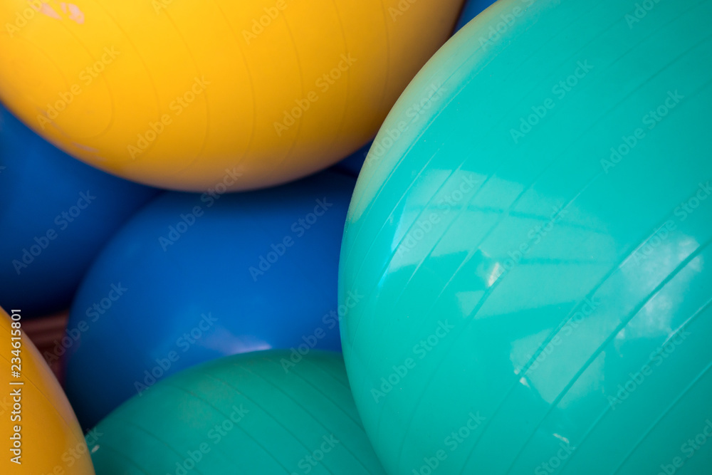 Bunte Pezziball Bälle in Grün, Gelb, Blau im Lager für Gymnastikball ...