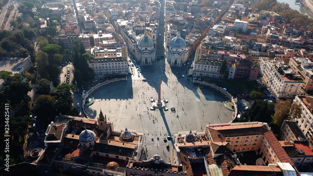 Foto de Aerial drone view of iconic Piazza del Popolo (People's Square ...