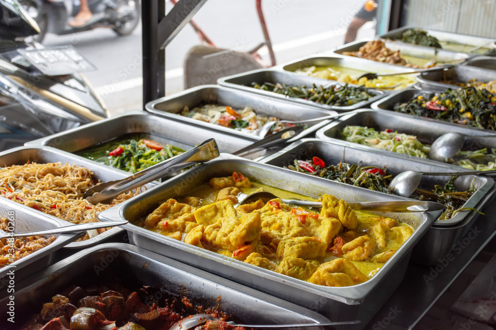 Foto de Indonesian food buffet dishes consist of meat, chicken, seafood ...