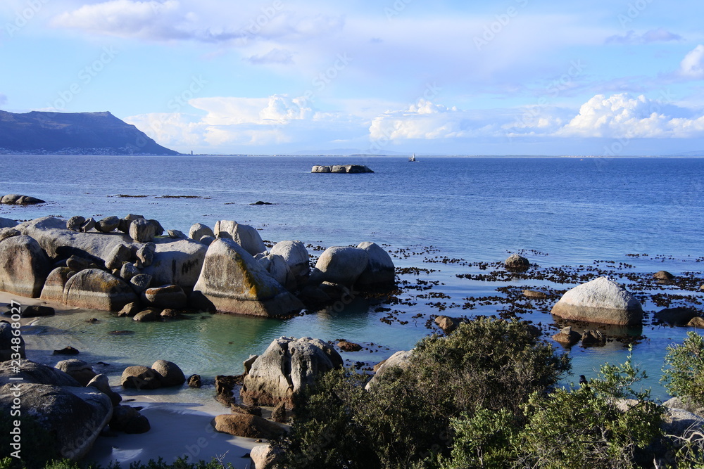 Foto de Blick über Granitfelsen am Strand in Boulders Beach auf die ...