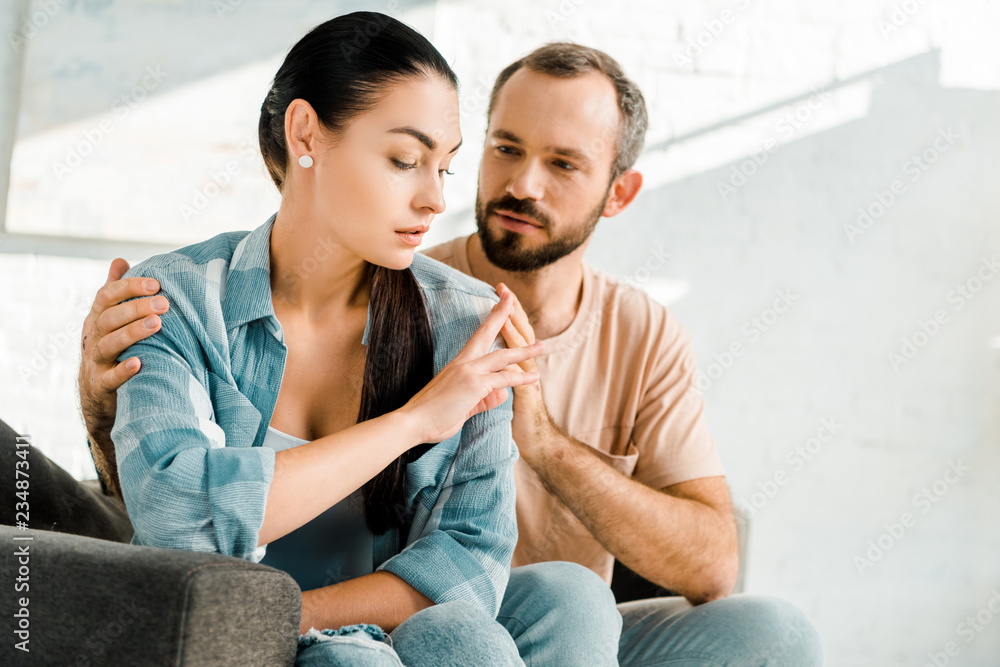 Guilty Man Emracing And Trying To Console Wife After Arguing Stock Foto