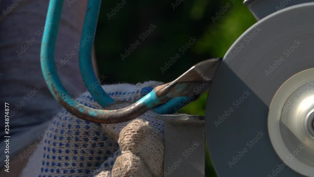 Sharpening of soiled garden tool with unbalanced grinding machine in ...