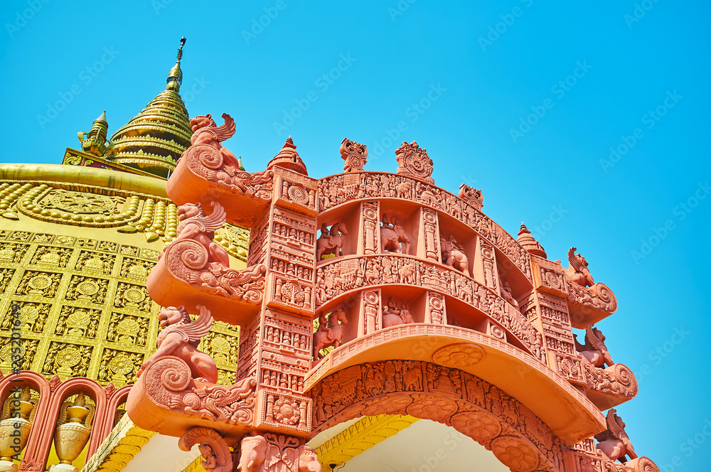 Foto de Details of the decorative terracotta torana gate with numerous ...
