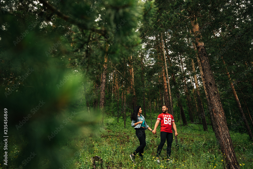 Foto De A Couple In Love Walks Through The Coniferous Forest Guy And