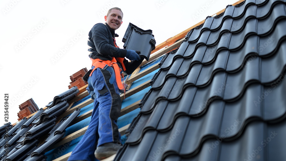Fotka „Dachdecker Bauarbeiter freigestellt mit Sicherheitsgurt schwarze ...