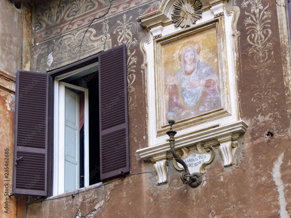 Finestra con accanto un dipinto della Madonna in un palazzo antico di ...