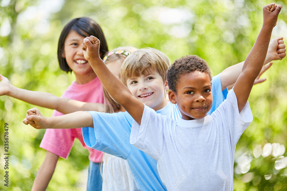 Gruppe Kinder stehen in einer Reihe Stock Photo | Adobe Stock