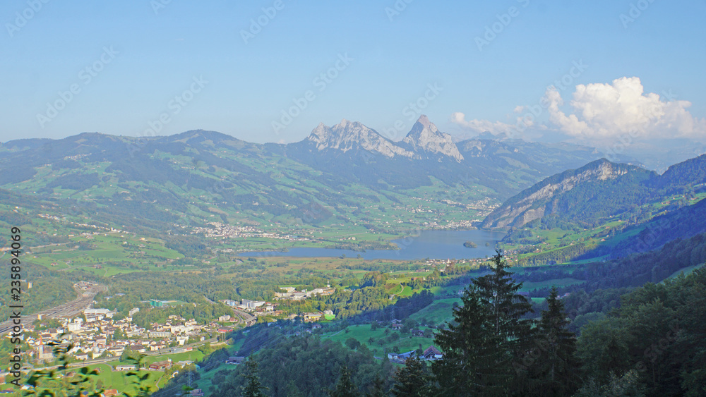Zdjęcie Stock: Der Lauerzersee im Kanton Schwyz/Der Lauerzersee in den ...