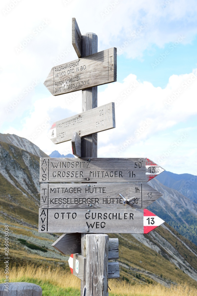 Traditionelle Wegweiser aus Holz in den Südtiroler Bergen Stock-Foto ...