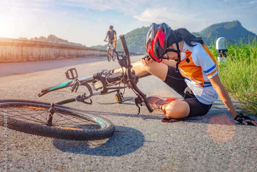 Foto Stock accident clashed on young woman bicyclist in hurt and ...