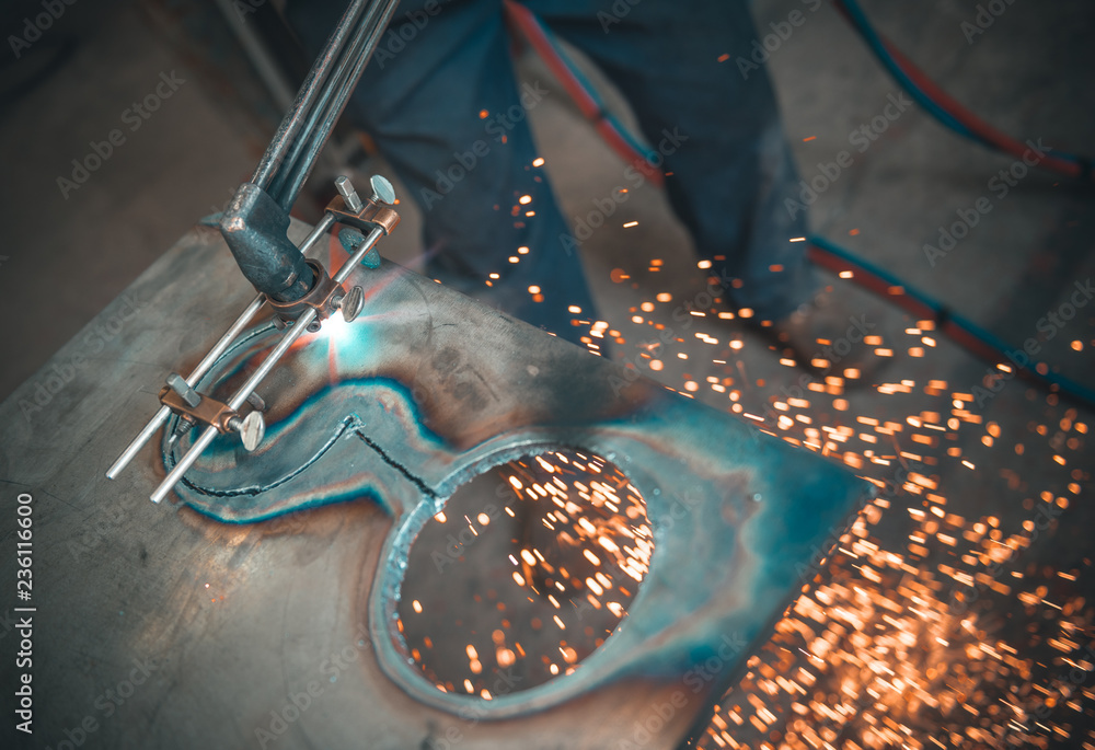 Foto de A vibrant action shot of a skilled working metal welder in ...