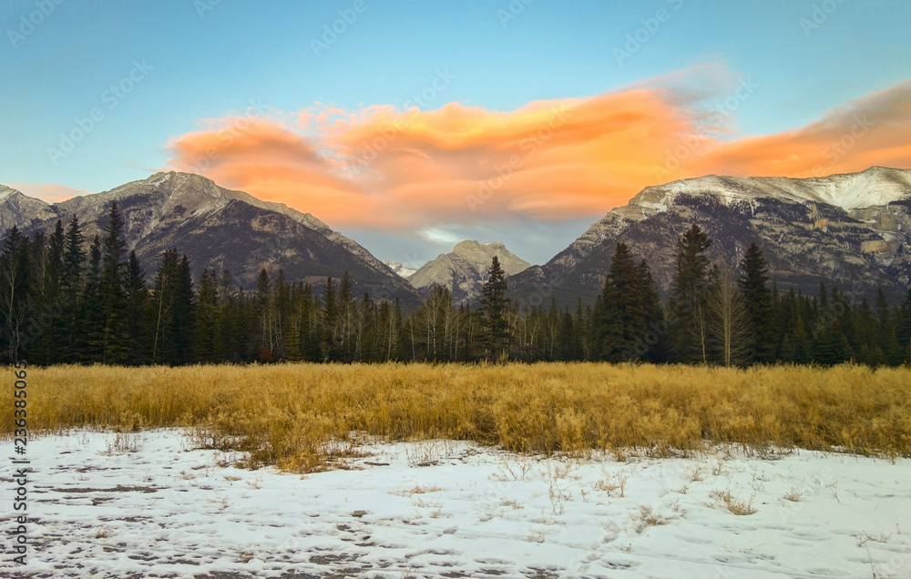 Chinook Cloud Dramatic Cloudscape and Mountain Peaks above City of ...