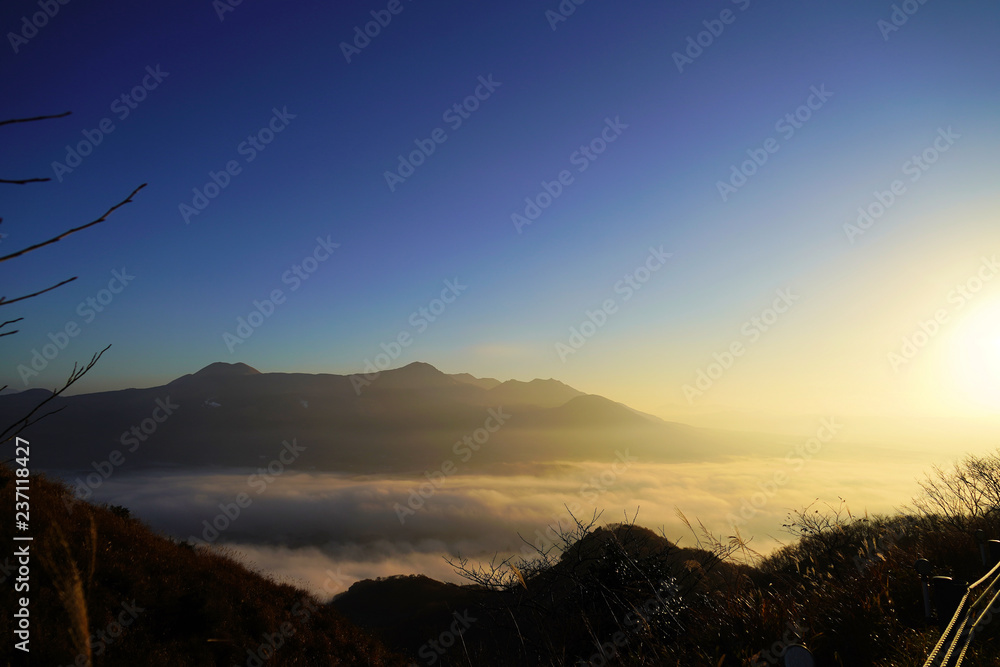 雲海に囲まれた早朝の阿蘇の山々 Stock 写真 Adobe Stock