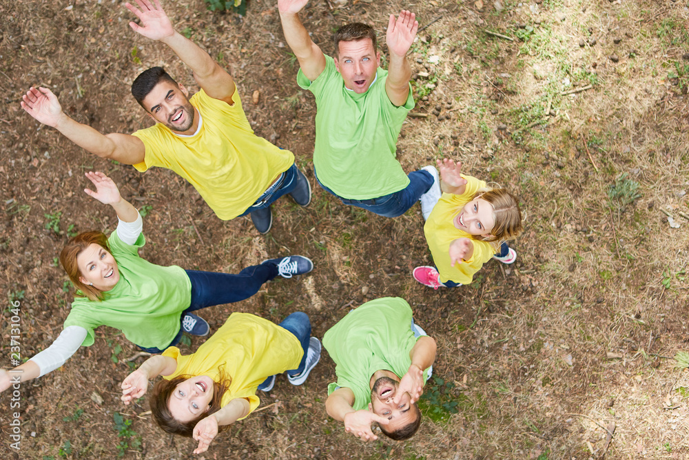 Junge Leute machen eine Übung für Teamgeist Stock-Foto | Adobe Stock