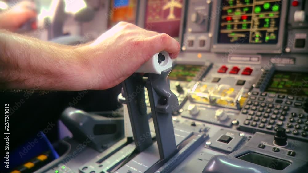 Vidéo Stock Pilot push thrust lever handle for takeoff a plane in the ...