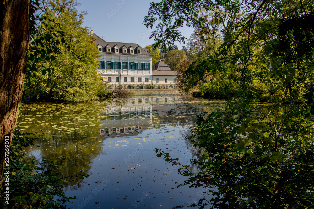 Das Schloss Laudon, auch Schloss Hadersdorf genannt, ist ein barockes ...