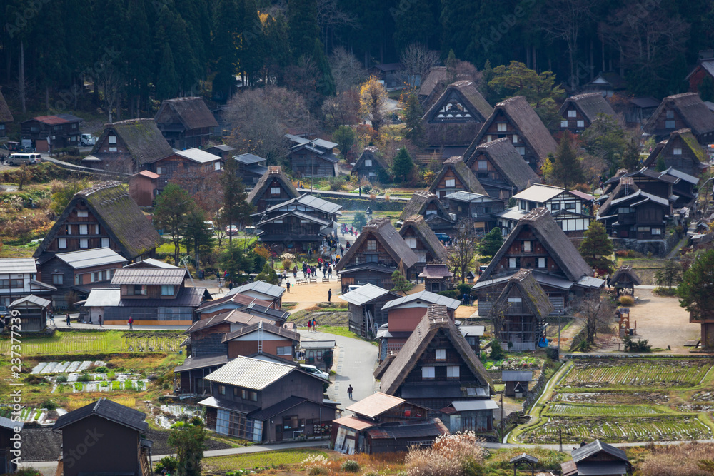 Foto de High angle view of the UNESCO World Heritage site in Shirakawa ...