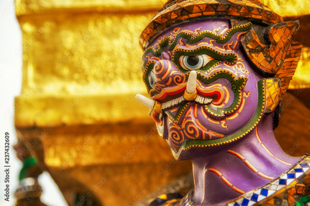 Foto de Wat PraKaew,Temple of the Emerald Buddha monster model Garuda ...