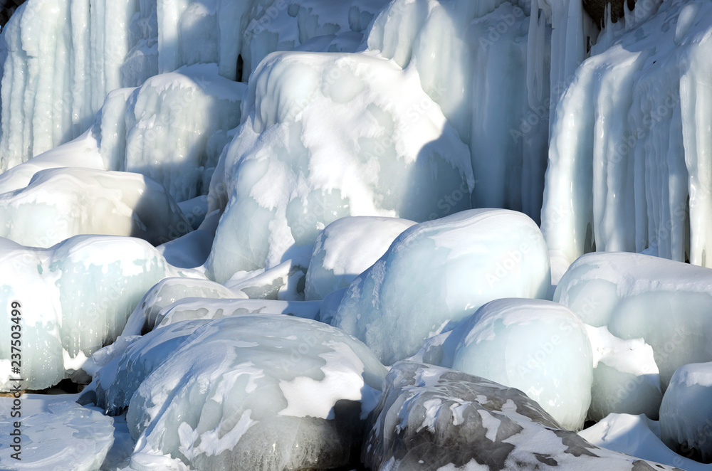 Foto de Ice blockes and walls on frozen rocks and stones, formed during ...