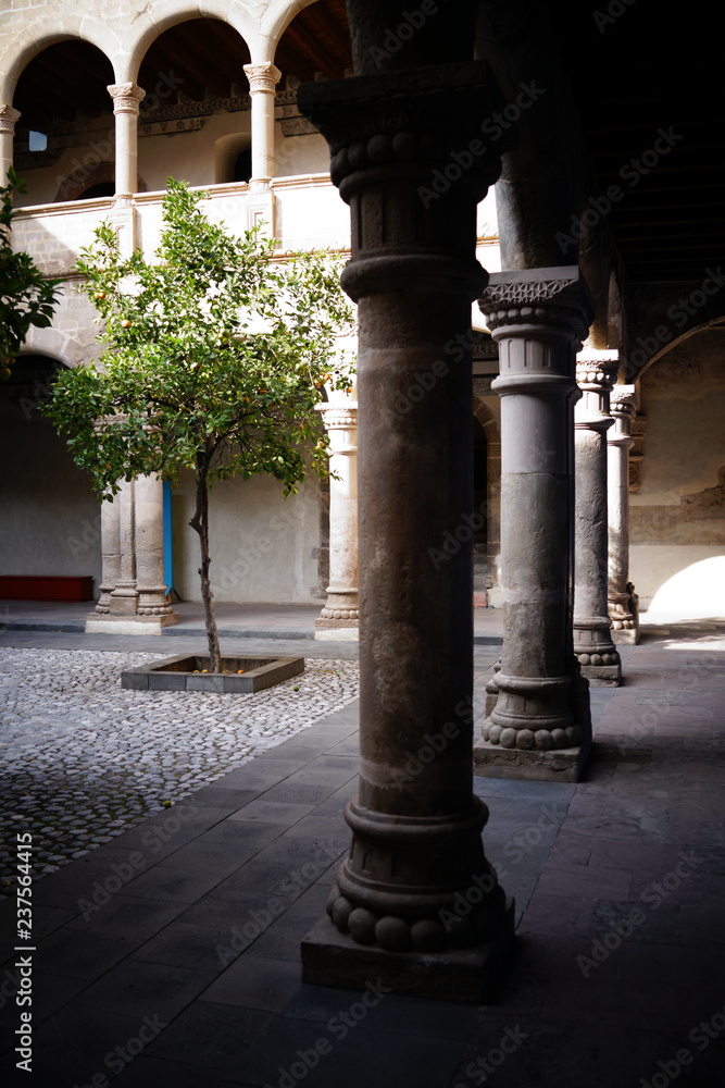 Foto de Columns and Arches of the Architecture at Ex Convent of Acolman ...