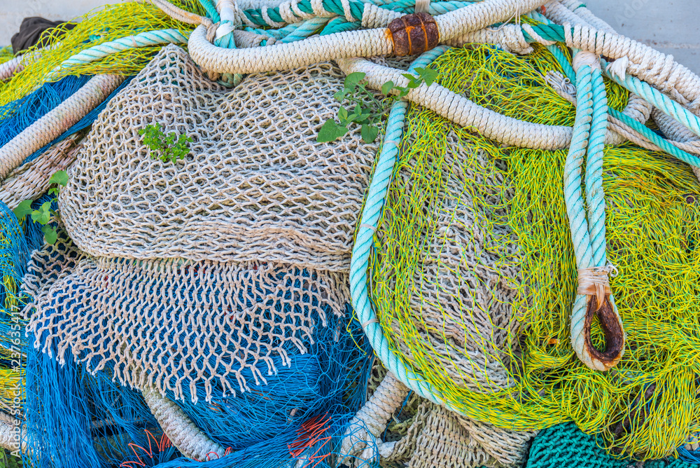 Redes de pesca tradicionbales amontonadas en el puerto para su carga en ...