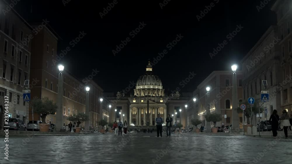 Night view of the Papal Basilica of Saint Peter in the Vatican ...