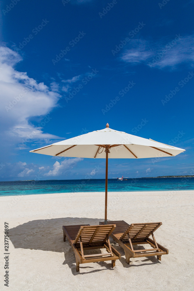 Sonnenschirm und Liegen am Strand Atoll Insel Malediven Stock Photo ...