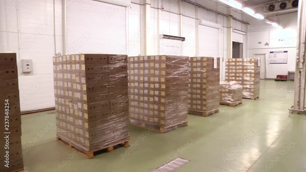 Vidéo Stock Meat industry. Many cardboard boxes. Cardboard boxes are ...