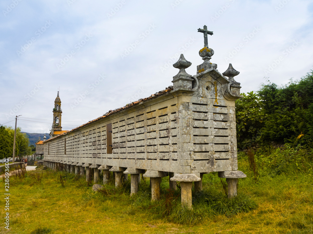 Hórreo, construcción que se utiliza para conservar granos y otros ...