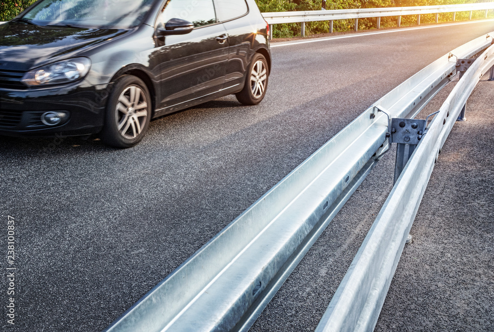Neue Leitplanke an Autobahnabfahrt - Sicherheit Schutzplanke ...