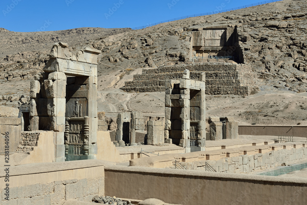 Foto de The Gate with beautiful reliefs in the ruins of Ancient ...