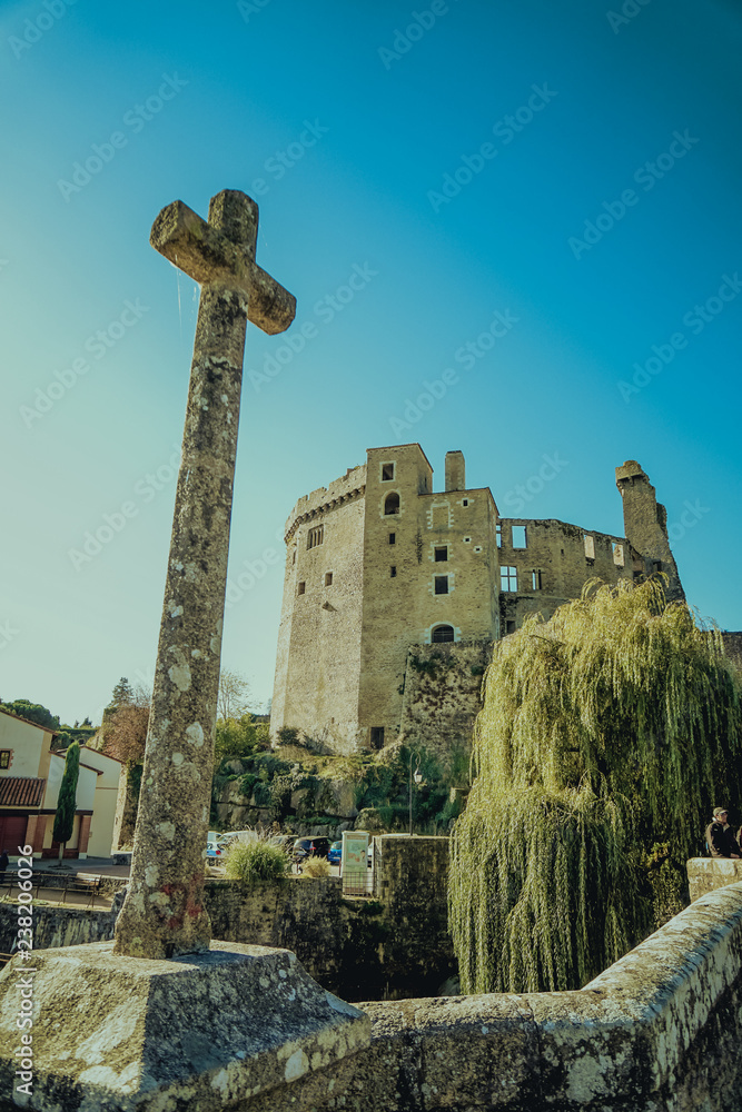 Château et pont dans la ville de Clisson dans le vignoble près de la ...